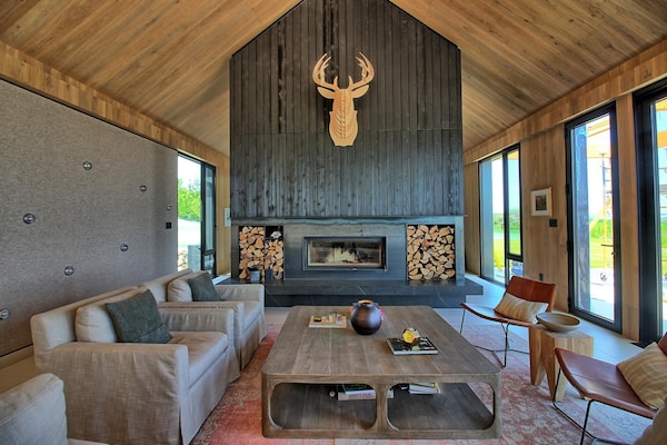 Absolutely Stunning Country Home In Creemore! Modern Elegance! Pool! Views! - Creemore