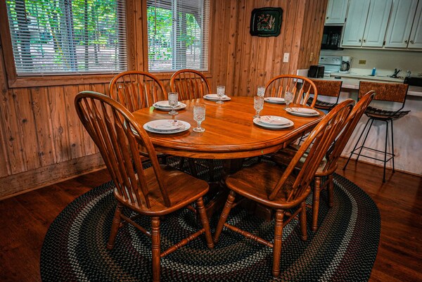 Delightful Pet Friendly Chalet Steps Away From Lake Innsbruck - Pine Mountain, GA