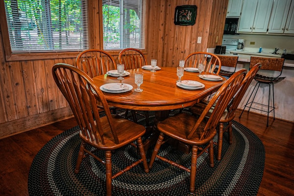 Delightful Pet Friendly Chalet Steps Away From Lake Innsbruck - Pine Mountain, GA