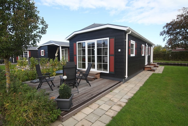Chalet "Bovenwiede" Is A Beautiful Four Guest Chalet, With The "Smitsgracht" On The Back End. - Giethoorn