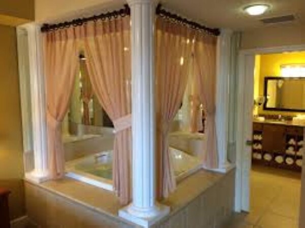 Amusement Parks In Minutes With A Waterpark And Other Amenities In Westgate. - Orlando, FL