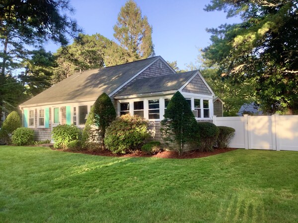 Cape Cod Beach Cottage, Only 5 Minute Walk To Glendon Beach & Local Restaurants - Dennis, MA