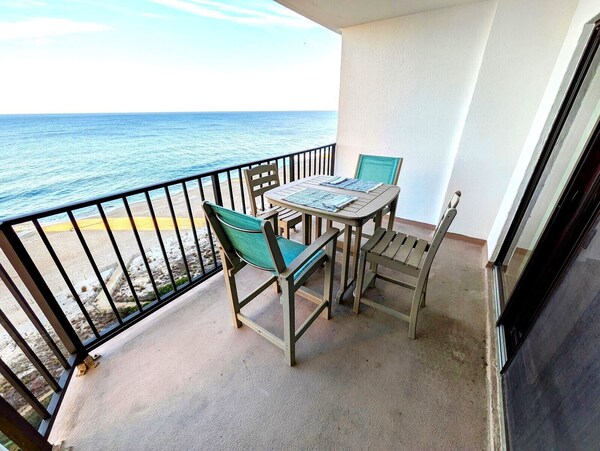 Daily Activities & Linens Included*!! Direct Oceanfront  2  Bedroom, 2 Bath With An Open Den (Set Up As Dining Room). - Ocean City, MD