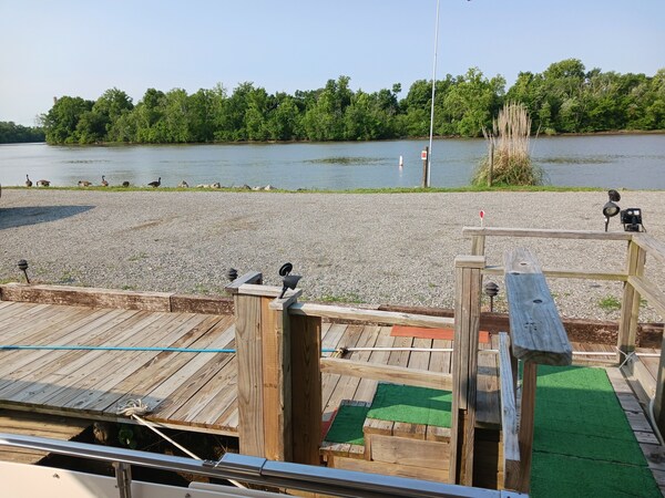 A Very Nice 43'  Yacht With Long River Views And Onsite Riverside Dining - Richmond, VA