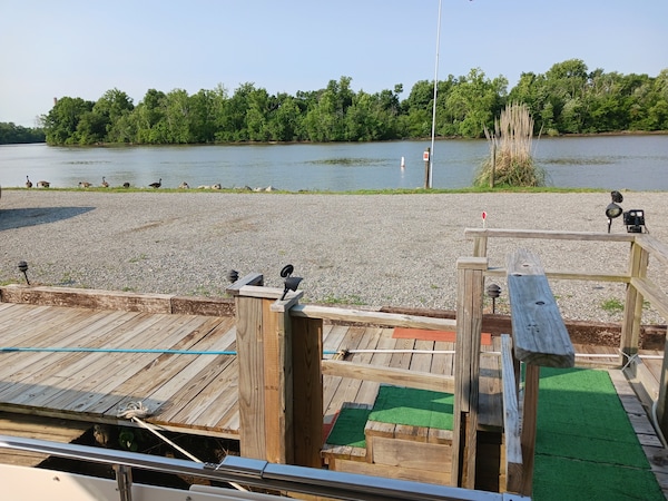 A Very Nice 43' Yacht With Long River Views And Onsite Riverside Dining - Richmond, VA