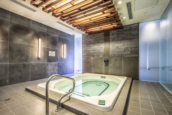 Stylish 1br Apt With Skyline Views Near Cn Tower - Toronto, ON
