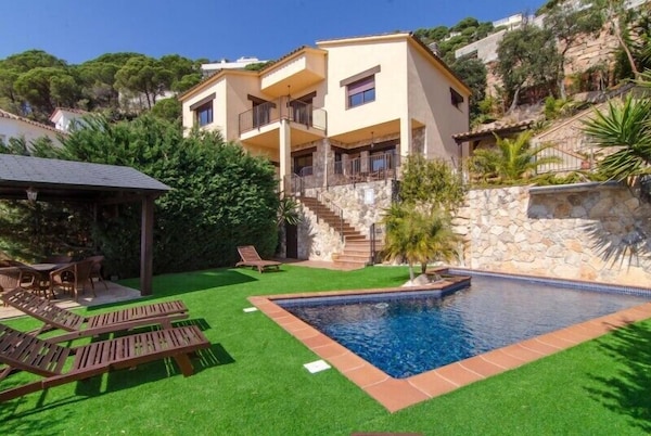 Club Villamar - Beautiful Holiday Villa With Private Swimming Pool, Enchanting Gardens And Panora... - Lloret de Mar