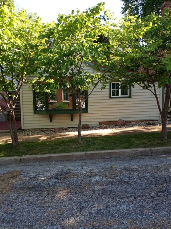 Private Cottage Located In Historic District Of Hermann Missouri. Park Your Car And Walk To Shops, Wineries, Distilleries, Breweries, Tasting Rooms, Restaurants And More! - Hermann, MO
