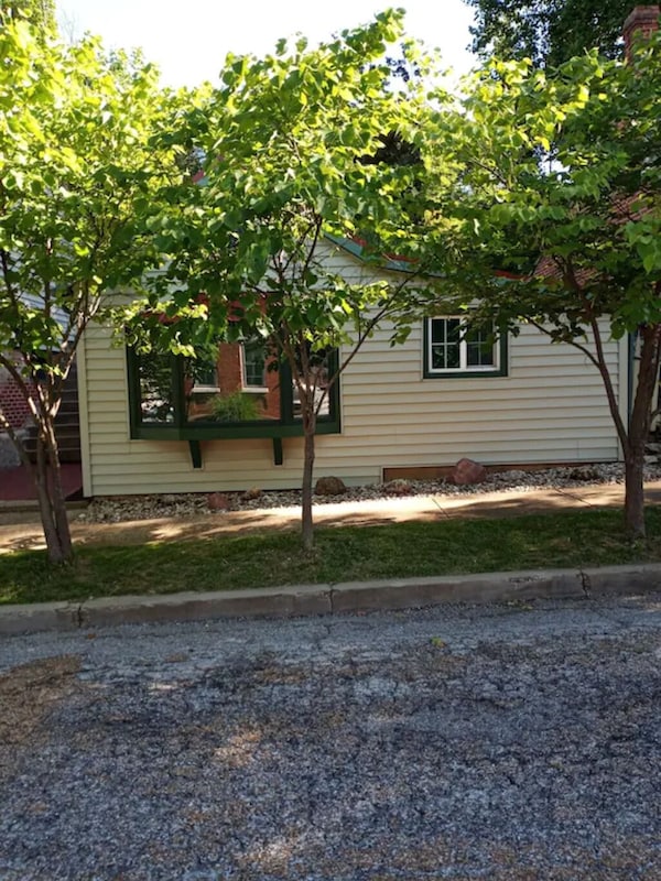 Private Cottage Located In Historic District Of Hermann Missouri. Park Your Car And Walk To Shops, Wineries, Distilleries, Breweries, Tasting Rooms, Restaurants And More! - Hermann, MO