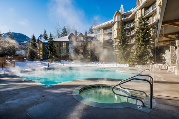 Ski-cation Studio With Pool, Hot Tubs, Saunas & Gym - Walk To Lifts & Village - Whistler