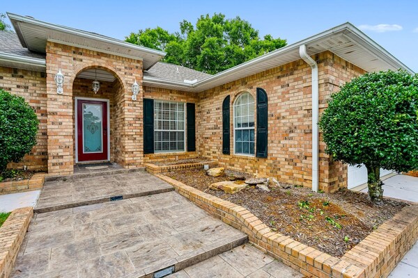 Beautiful Home, Pet Friendly, Centrally Located! - Milton, FL