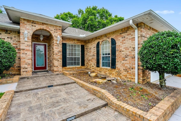 Beautiful Home, Pet Friendly, Centrally Located! - Milton, FL