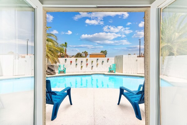 Stunning 5 Bdr, Pool W/heater, Bbq, Wifi & More - Las Vegas, NV