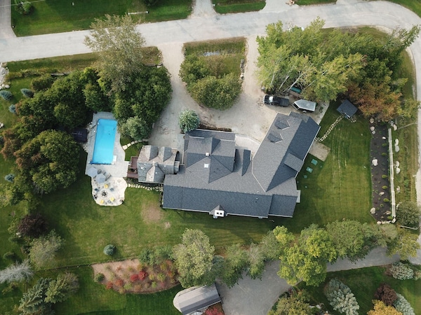 Stunning 6+ Bdrm, 4 Bath Log Cabin With Spectacular Large Addition. - Collingwood
