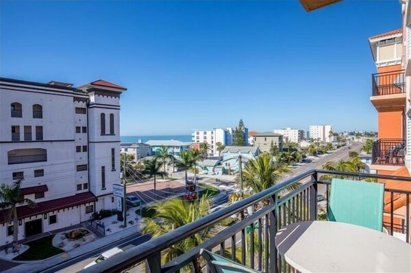 Relax & Unwind  Steps From The Beach! - Madeira Beach, FL
