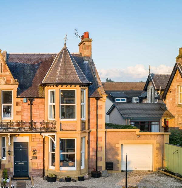 West Of The Ness - 5 Bedroom City Centre Home - Loch Ness