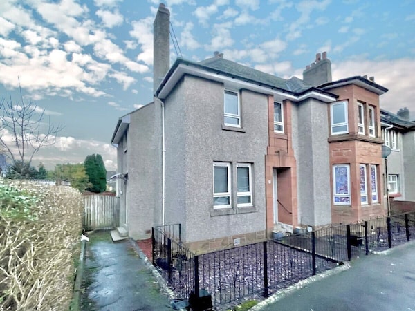 Jess View - This Beautiful 3-bedroom Apartment Is An Upper Flat, With Its Own Private Entrance - Paisley