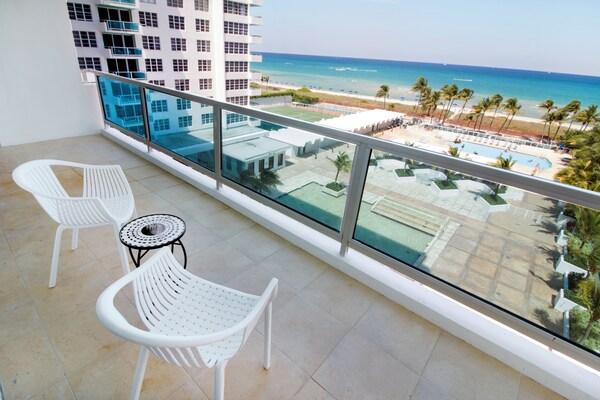 Ultimate Beachfront Living: Suite With Spectacular Views & Full Kitchen - South Beach, FL