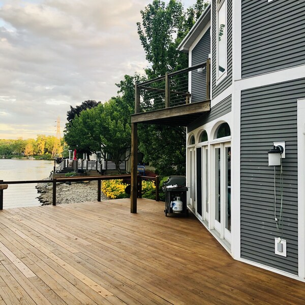 Waterfront 3bed 3bath Home - Michigan