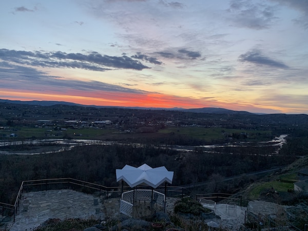 Del Prado Estates - Breathtaking Views, Indoor Pool, Jacuzzi And A Snooker Table - Yakima, WA