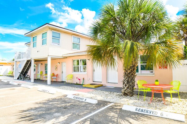 Nauti Escape Across The Street From Beach Access - Madeira Beach, FL