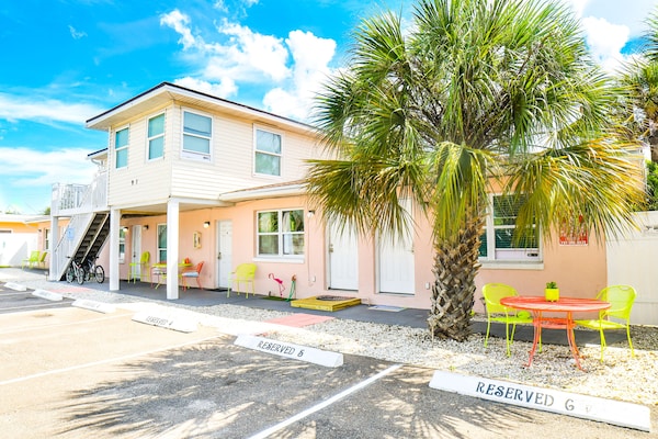 Nauti Escape Across The Street From Beach Access - Madeira Beach, FL