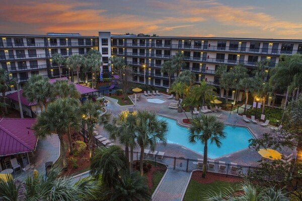 Disney Adventure! Two Family Units, Near Parks, Pool, Free Breakfast - Celebration