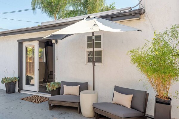 Sleek And Stylish Modern 1br Apt W/ Gated Parking - Griffith Park - Los Angeles