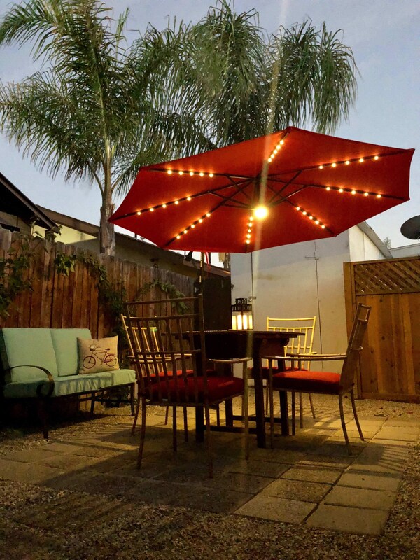 Bright Bohemian Bungalow W\/patio & Gated Parking - Los Angeles, CA