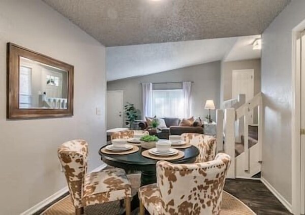 Cozy 3 Bedroom/2 Bath Duplex In Central Edmond W/ Double Garage - Edmond