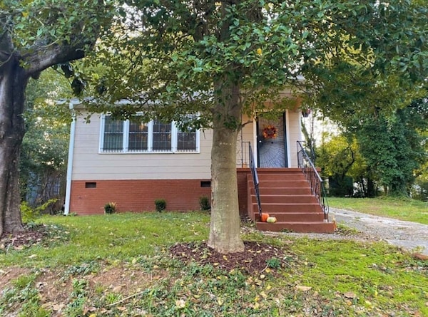 Demure 3-bedroom Bungalow In Atlanta. 7 Minutes From Mercedes-benz Stadium - Atlanta, GA