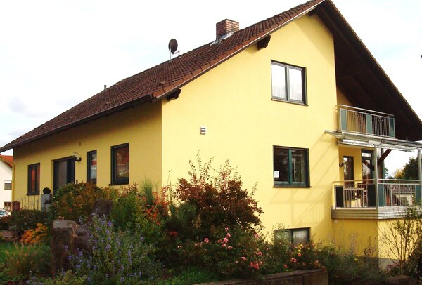 Gemütliche Ferienwohnung (70qm) Mit Großem Garten - Bad Königshofen im Grabfeld