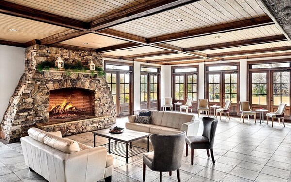 Luxurious Lakefront Suite W/ Screened Porch & Complimentary Wifi - Villa Rica, GA