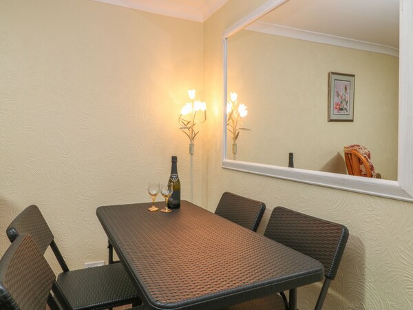 Sea Peeps, Character Holiday Cottage, With A Garden In Paignton - Totnes