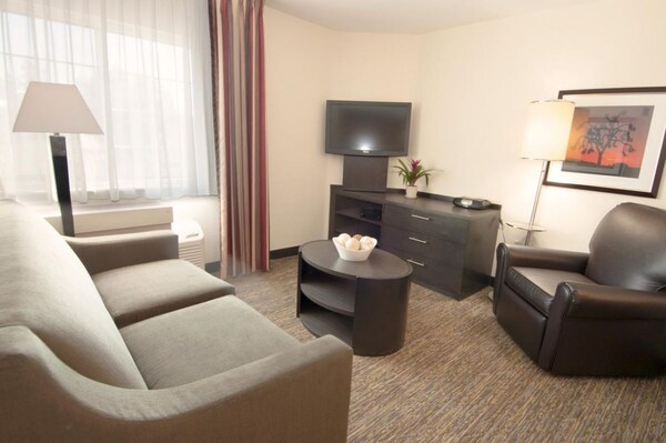 Vacation Day Is Always A Great Idea! 2 Great Units, Pets Allowed - Cypress, CA