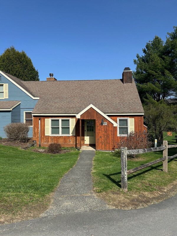 Cozy Accommodations W/ Fireplace, Full Kitchen & More! - Berkshire County, MA