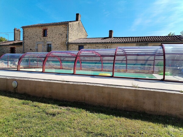 Gîte Familial Avec Piscine Couverte Et Grand Jardin Privatif En Vendée - Vendée