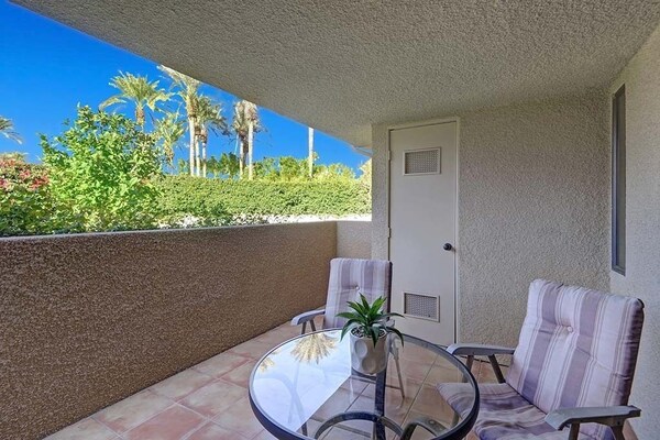 Downstairs Plaza Villas Condo-walk To Downtown, Casino, Restaurants & More - Palm Springs, CA