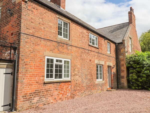 Well House Farm Flat 1, Pet Friendly, With A Garden In Bretton - Wales