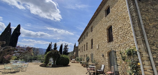 Bel Appartement Dans Un Mas Provençal Avec Piscine, Idéal Famille Ou Amis - Rustrel