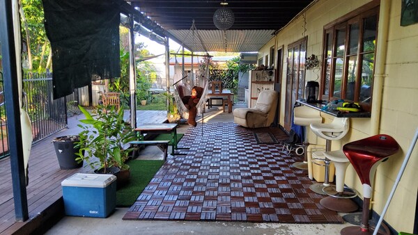Budget 3/4br 2bath And 2 Kitchens In Tropical Gardens With Pool - Cairns