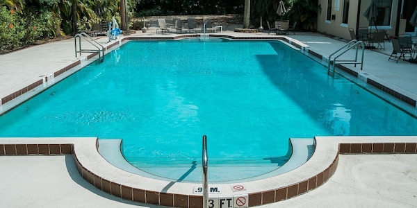 Clean And Comfy! 2 Modern Units, Pool, Restaurant - Melbourne, FL