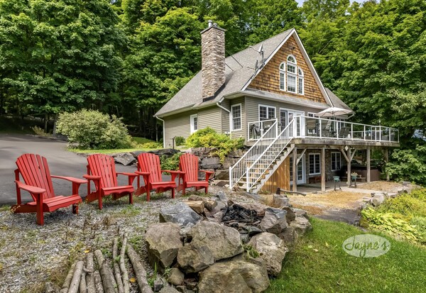 Million Dollar Views! 4bdrm 3bath Cottage On 3 Mile Lake-hot Tub! Rooftop Deck! - Huntsville