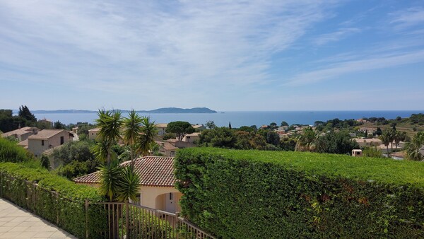 Large House With Breathtaking Sea View, Swimming Pool, 10 Min Walk From The Beach - Le Pradet