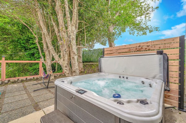 Seaside Riverfront Home With Hot Tub And Game Room - Seaside, OR
