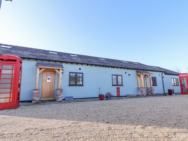 The Parlour, Family Friendly, Luxury Holiday Cottage In Helsby - England