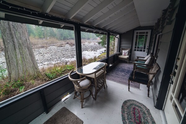 Riverside Mid-century Cabin With Mountain Views - Index, WA
