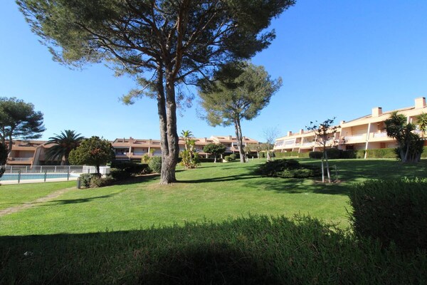 Appartement Pour 4 Personnes Climatisé Proche De La Mer Avec Piscine Commune Au Pradet - Le Pradet