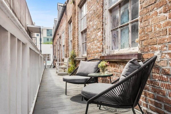 Heart Of Downtown Overlooking Iconic King Street! - Charleston, SC
