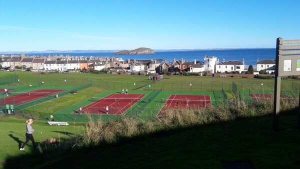 Timeless Holiday Apartment With Special Atmosphere Overlooking Beach - North Berwick